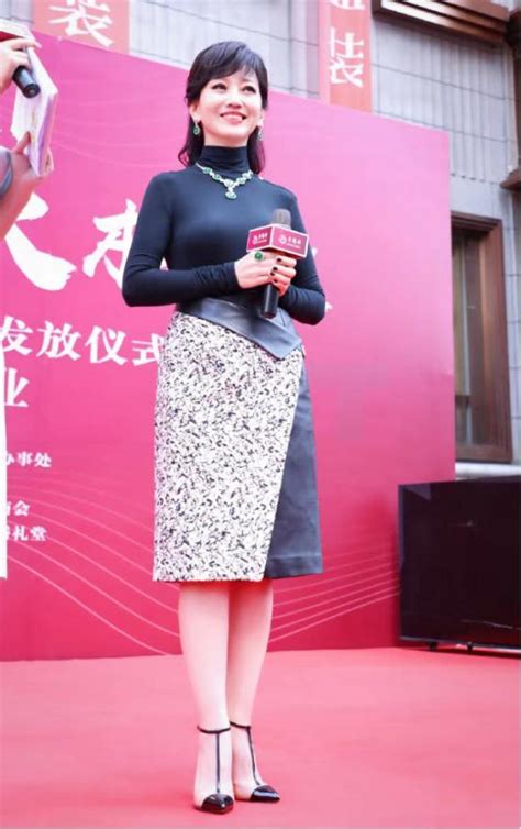 65歲趙雅芝身材很好，貼身的上衣加一步裙，活出一番少女的氣質 每日頭條