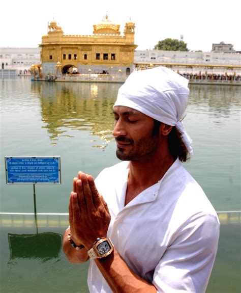 Indian Actor Vidyut Jammwal Offers Prayer At Golden Temple