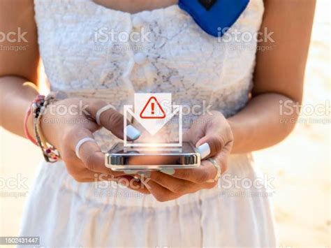 Sms 스팸 및 가짜 문자 메시지 피싱 개념입니다 시스템 해킹 경고 경고 이메일 해킹 사기 맬웨어 확산 메시지 경고 가상 모바일