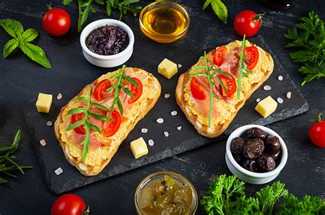 치킨 릴렛 자몬 허브를 곁들인 브루스케타 구이 치킨 파테와 다른 전채와 맛있는 토스트 0명에 대한 스톡 사진 및 기타 이미지