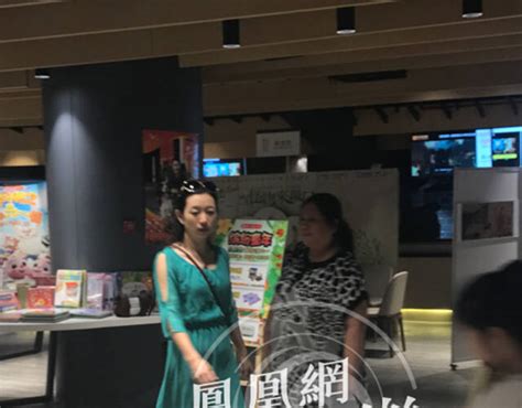 55岁崔健戴帽子打扮低调 与妙龄女子现身电影院