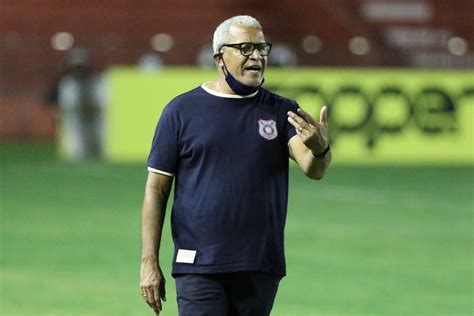 Novo técnico da Ponte Preta entre cautela e sigilo da diretoria Hélio