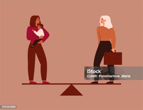 일과 삶의 균형 개념 사업가와 그녀의 손에 아기를 가진 여성은 비늘에 서있다 육아와 워킹 어머니는 동등합니다 출산 및 경력 취업