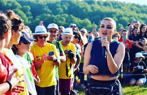 Arisa Si Mostra In Bikini Con I Suoi 12 Chili In Più Sto Da Dio