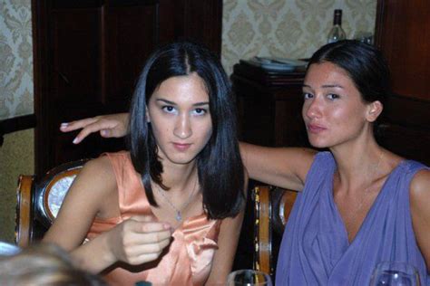 რატომ ცხოვრობენ ორსული დები ნინი ბადურაშვილი და ანასტასია თოფურიძე ქმრებისგან მოშორებით