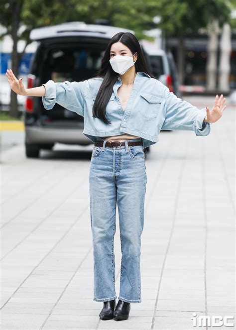 움짤 권은비 청청 착시 패션으로 초토화