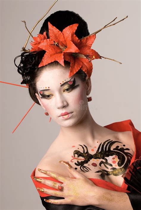 La Mujer Japonesa Joven Imagen De Archivo Imagen De Alineada