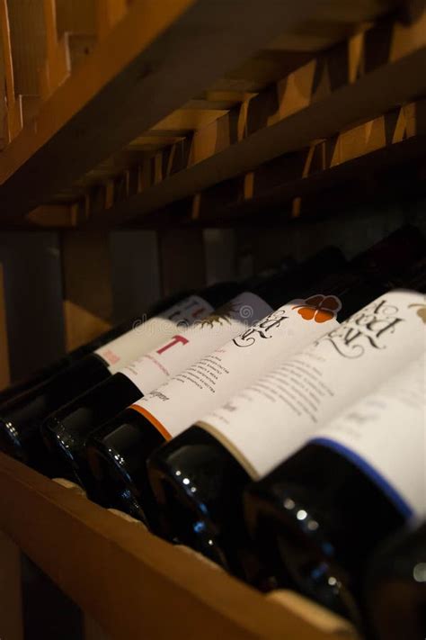 Garrafas Do Vinho Na Adega Restaurante Bebidas Da Elite Em