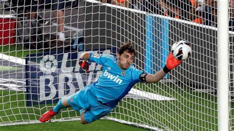 Goalkeeper Diving Casillas