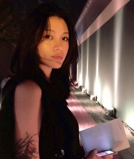 汪峰前妻葛薈婕擠翹臀長腿，是在秀給誰看？曾經的怨婦現在學乖了 每日頭條