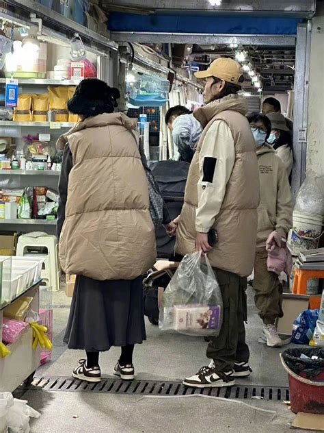 向佐郭碧婷牵手逛菜市场 两人穿情侣装大方秀恩爱 搜狐大视野 搜狐新闻