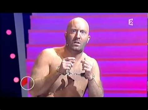 Sacha Judaszko Vendeur Torse Nu Sur Les Champs Elys Es Ondar