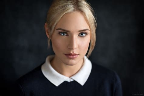 Daphne Dare Women Pornstar Blonde Blue Eyes Shoulder Length Hair
