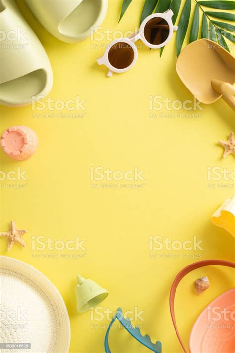아이들과 함께하는 열대 리조트 야자수 잎과 조개껍데기 모래 장난감 카피스페이스가 있는 노란색 고립된 배경에 파나마가 있는
