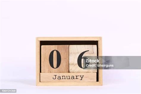 6 월 1 일의 날짜와 나무 큐브 달력입니다 복사 공간 흰색 배경에 고립 년 개념 캘린더 0명에 대한 스톡 사진 및 기타 이미지