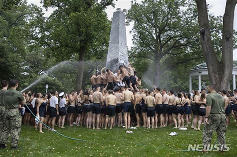 우릴 밟고 올라가 미 해사생도들의 2학년 신고식 뉴시스pic