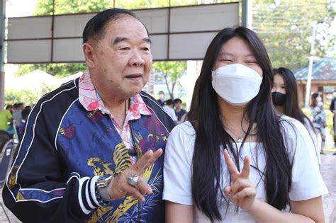 Photo Gallery “ลุงป้อม” คว้าไมค์ร้องเพลง “ทรงอย่างแบด” มอบความสุข