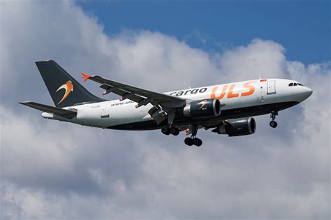 Uls 화물 에어버스 A310 Tcler 화물기 이스탄불 아타튀르크 공항 착륙 0명에 대한 스톡 사진 및 기타 이미지 0명