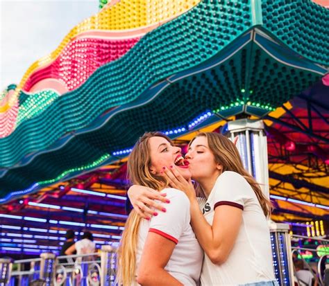 Mujer Besando A Su Novia En El Parque De Atracciones Foto Gratis