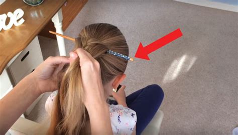 Ela Colocou Um Pauzinho Chinês No Cabelo E Começou A Fazer Uma Trança