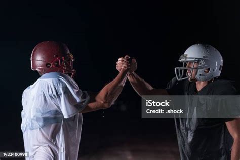 두 명의 미식 축구 선수가 흰색 배경에 실루엣 그림자로 얼굴을 맞대고 있습니다 미식 축구에 대한 스톡 사진 및 기타 이미지