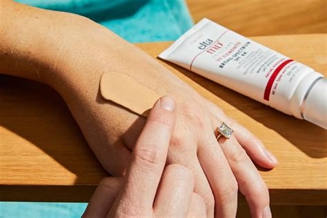 What Is Tinted Sunscreen Benefits And Uses Explained Zicail