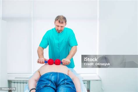 물리 치료사에서 볼 마사지를 받는 젊은 남자 척추 지압사는 의료 사무실에서 환자의 흉부 척추를 치료 합니다 신경학 골 요법 척추