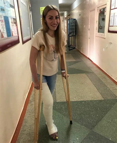 Pin By Michael Bierbaum On Leg Casts Leg Cast Women It Cast