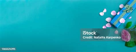 청록색 배경에 차가 있는 긴 파란색 선물 상자가 장미로 장식되어 있습니다 카피 공간이 있는 홀리데이 기프트 클로즈업 공휴일에 대한 스톡 사진 및 기타 이미지 Istock