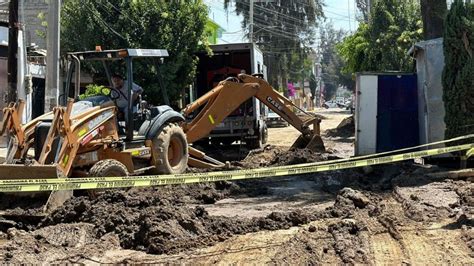 Inician reparación de mega fuga de agua en Los Reyes La Paz La Silla