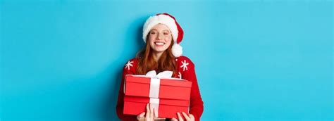 Felices Fiestas Y Concepto De Navidad Alegre Jovencita Con Cabello Rojo Con Sombrero De Santa Y