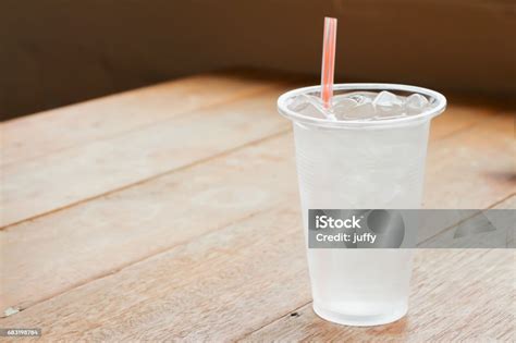 Segelas Air Dengan Es Foto Stok Unduh Gambar Sekarang Air Minum