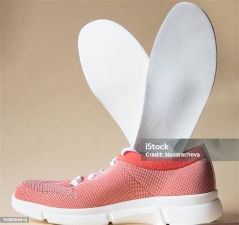 정형 외과 깔창은 운동화 스포츠 신발에 삽입 편평한 발과 발 질환을 예방하는 방법 0명에 대한 스톡 사진 및 기타 이미지 0