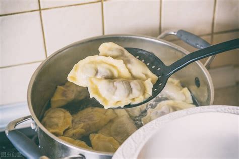 为什么煮熟的饺子 为什么生饺子会沉没至锅底熟饺子会漂浮在水面 说明书网