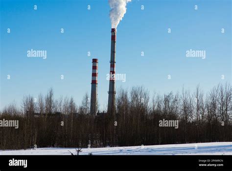 Structure D Usine Lev E Et Grue Tour Dans La Zone De Production