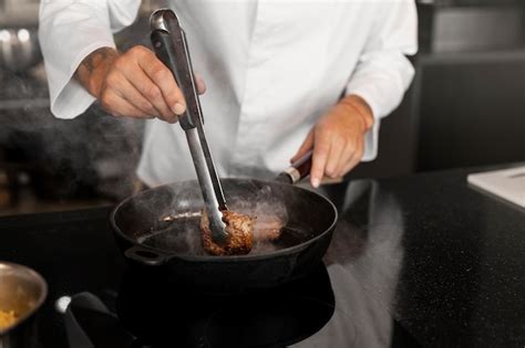 주방에서 음식을 준비하는 전문 요리사 무료 사진