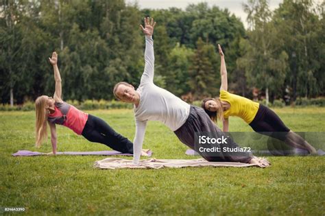 강사 공원에서는 여자의 그룹에 대 한 유연성 운동 공원교육 건강한 생활방식에 대한 스톡 사진 및 기타 이미지 건강한 생활방식 공원 남자 Istock