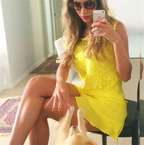 Ego Ex Bbb Adriana Faz Selfie Com Vestido Curto E Pernas à Mostra