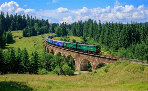 З Києва курсуватиме додатковий потяг в гори Вечірній Київ