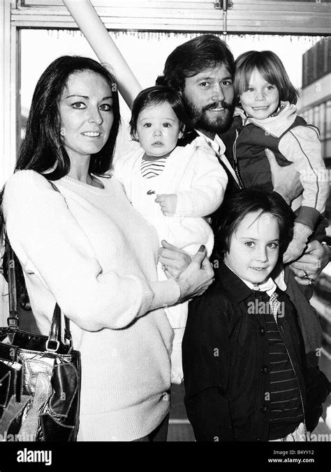 Die Bee Gees Pop Gruppe 1982 Barry Gibb Mit Frau Linda Und Kindern Travis 1 Ashley 4 Und Stevie