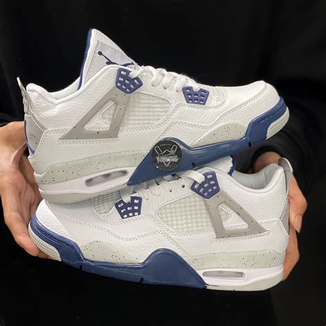 Jordan 4 Retro Midnight Navy Vsneakers