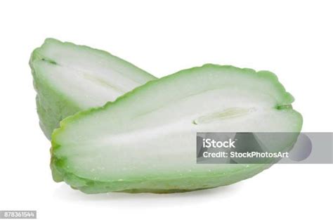 Chayote 펄프를 보여주는 반으로 또는 육체에 고립 된 흰색 배경 잘라 또는 컷아웃 0명에 대한 스톡 사진 및 기타 이미지