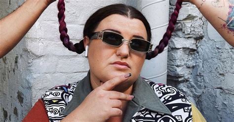 Новини шоу бізнесу Alyona Alyona показала який виглдя мала у
