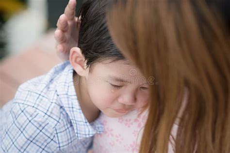 Hijo Triste Que Abraza Su Madre Fotos De Stock Fotos Libres De