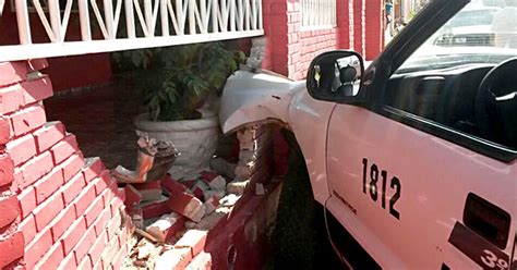 G1 Viatura Da Pm Bate Em Muro De Casa Durante Perseguição No Df