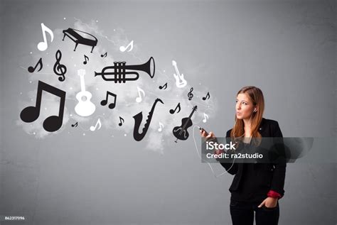 아름 다운 젊은 여자 노래와 악보와 악기와 함께 음악을 듣고 귀 부분에 대한 스톡 사진 및 기타 이미지 귀 부분 손 잡기