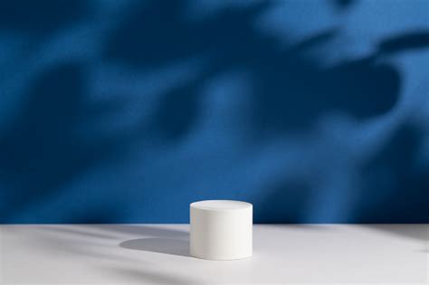 빈 흰색 둥근 연단과 진한 파란색 배경에 깊은 그림자 제품 프레젠테이션을 위한 쇼케이스 미용 화장품 광고를위한 받침대 최소한의 정물 전면보기 0명에 대한 스톡 사진 및 기타