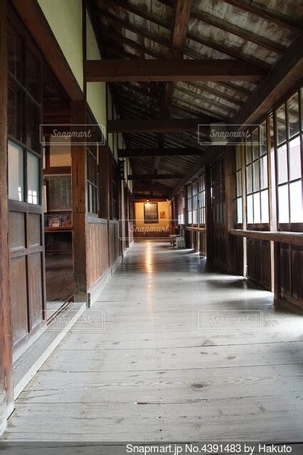古い学校の廊下の写真・画像素材 Snapmart（スナップマート）