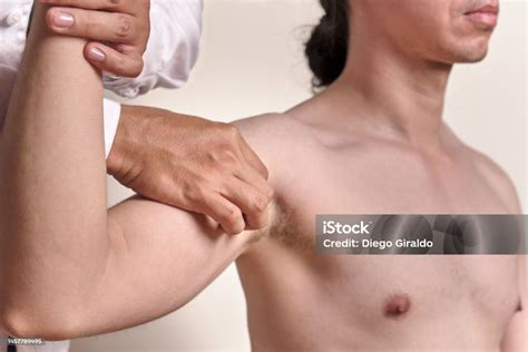 알아볼 수 없는 남성 환자의 상완골 맥박을 촉지하는 의사의 손 동맥에 대한 스톡 사진 및 기타 이미지 동맥 손목 2명