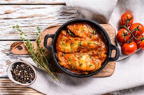 팬에 토마토에 구운 틸라피아 생선 흰색 나무 배경입니다 맨 위 보기 틸라피아에 대한 스톡 사진 및 기타 이미지 틸라피아 뼈